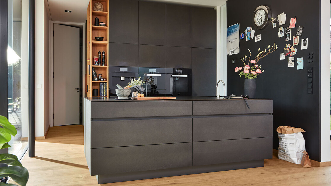 Dunkle Schönheiten: Wie trendige schwarze Küchen nicht zu düster wirken