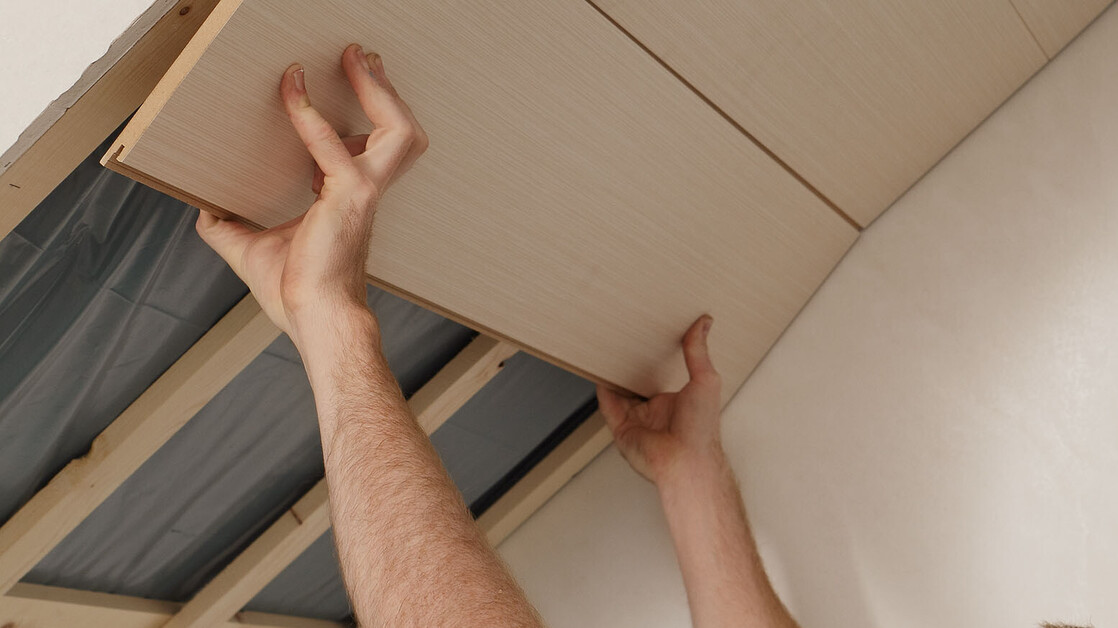 Paneele anbringen an Wand und Decke ist mit dieser Anleitung leicht gemacht